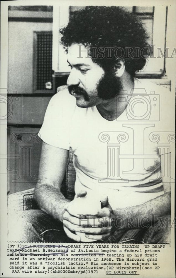 1971 Press Photo Michael Weissman 5yr Federal Prison Sentence tore up ...