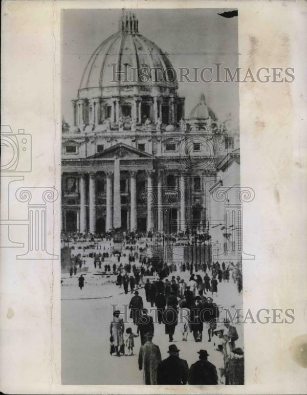 St. Peter's Cathedral in Vatican City, Italy. 1944 Vintage Press Photo ...