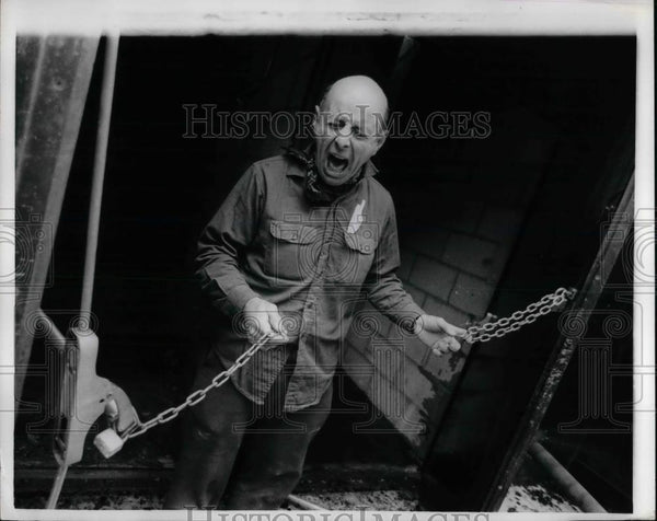 David Morgenstern tries to escape a fire. 1970 Vintage Press Photo ...