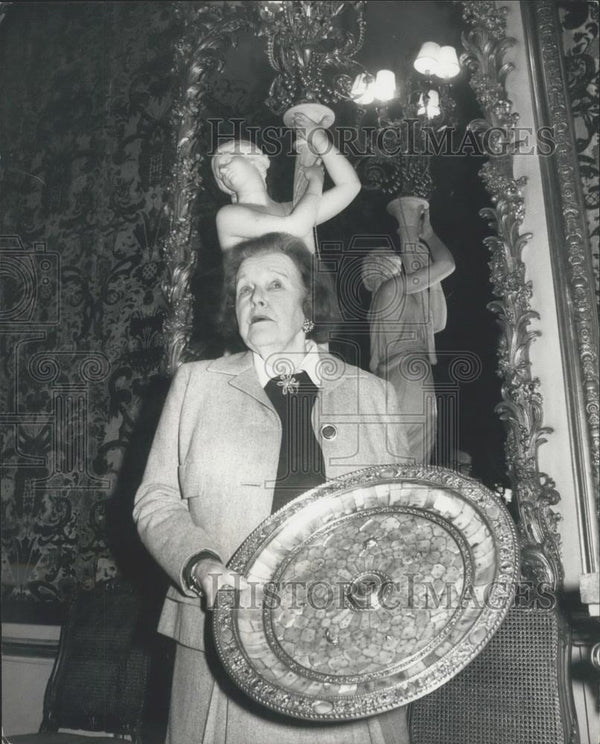 1977 Press Photo Dowager Lady Rosebury with a silver disc - Historic Images
