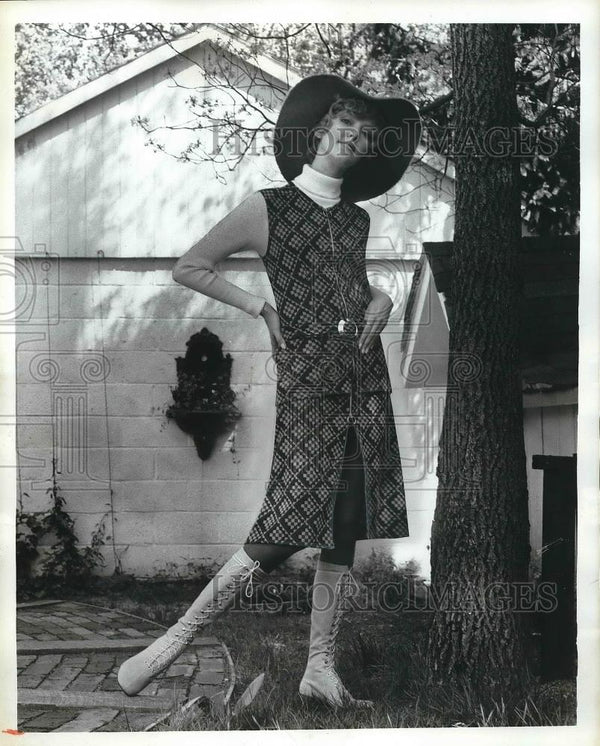 And model showing off the new Fashion 1972 Vintage Press Photo Print ...
