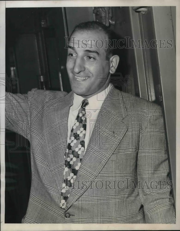 Lou De Filippo center for the Giants left New York. 1946 Vintage Press ...