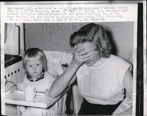 Mrs. Elizabeth Honcenger with Daughter Dagner 1961 Vintage Press Photo ...