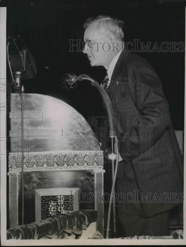 Gov. Alfred Landon speaking before crowd in excess of 25,000 1936 ...