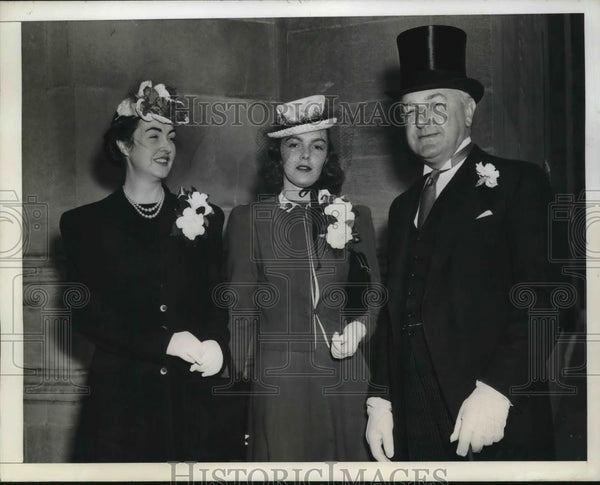 Mr & Mrs Robert Allen & Ellen & Douglas Allen in NYC 1941 Vintage Press ...