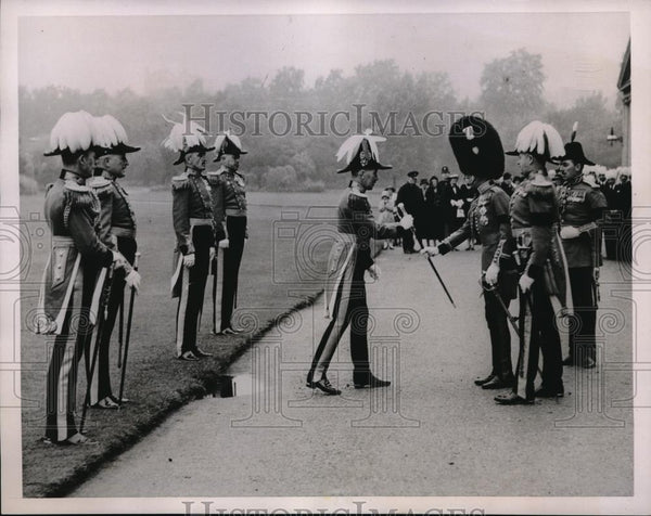 King Edward Inspects Yeoman Of The Guard At Buckingham Palace 1936 ...