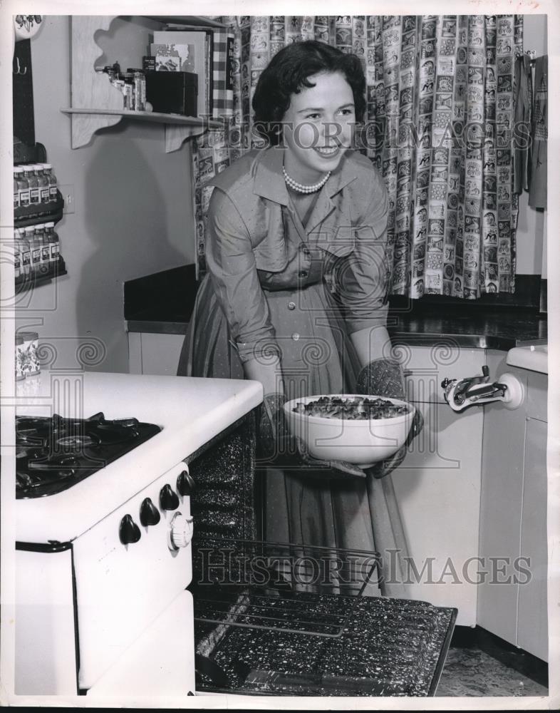 Connie Coale cooking Spaghetti in her kitchen 1956 Vintage Press Photo ...