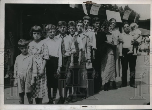 Mom & dad poses w/ their entire family for a photo 1935 Vintage Press ...