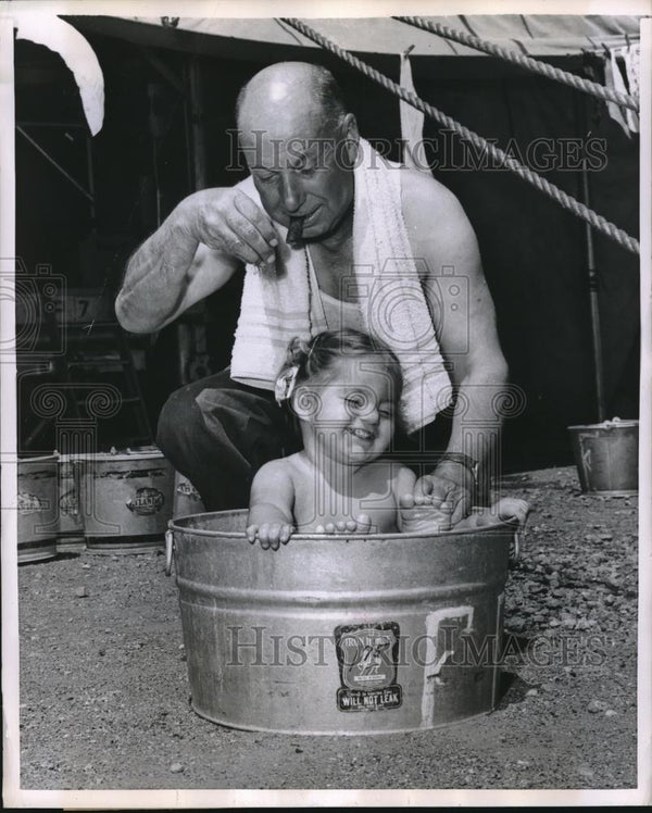 1955 Press Photo 2 yr old Seroni Isavel bathed by her grandfather ...