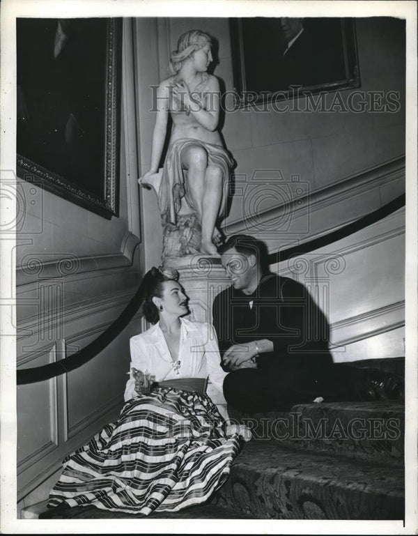 1942 Press Photo Model Doris Beverly and Fireman George Goodman - nec0 ...