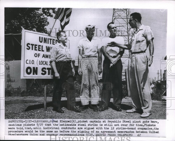 1955 Press Photo Bud Kleppel, picket captain at Republic Steel Plant ...