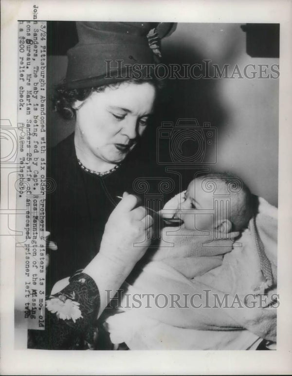 1950 Press Photo Abandoned Baby Fed By Ross Mannington of Missing Pers ...