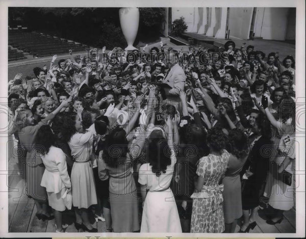 1947 Press Photo Ray Darby in middle of girls filing for Centennial Gi ...
