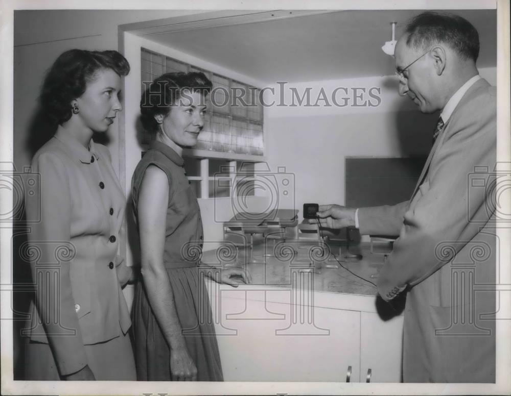 1951 Press Photo Betty Rays Burda and Lucille Heim of Stanford School ...