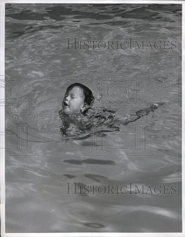 1961 Press Photo Baby Joy Sheldon comes up for gulf of air at the Pool ...