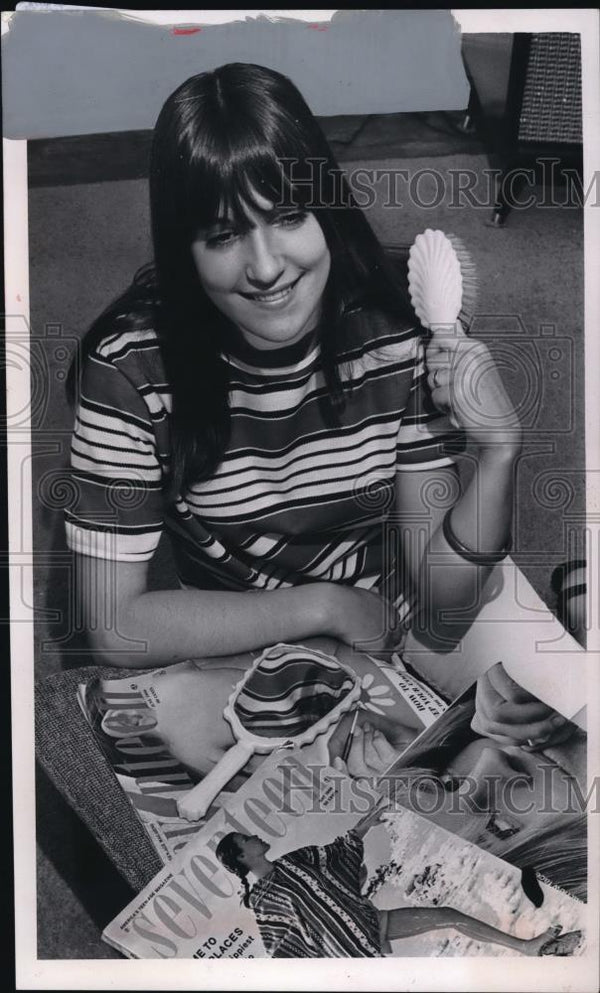 1966 Press Photo Sandy Zdanowiez looking at some magazines. - Historic ...
