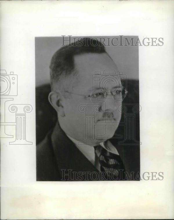 1941 Press Photo Lt Cmdr C. Raymond Wells, USNR for Selective Service ...