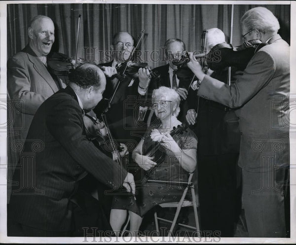 1958 Press Photo Only woman member in the orchestra Mrs Albert Ray - n ...