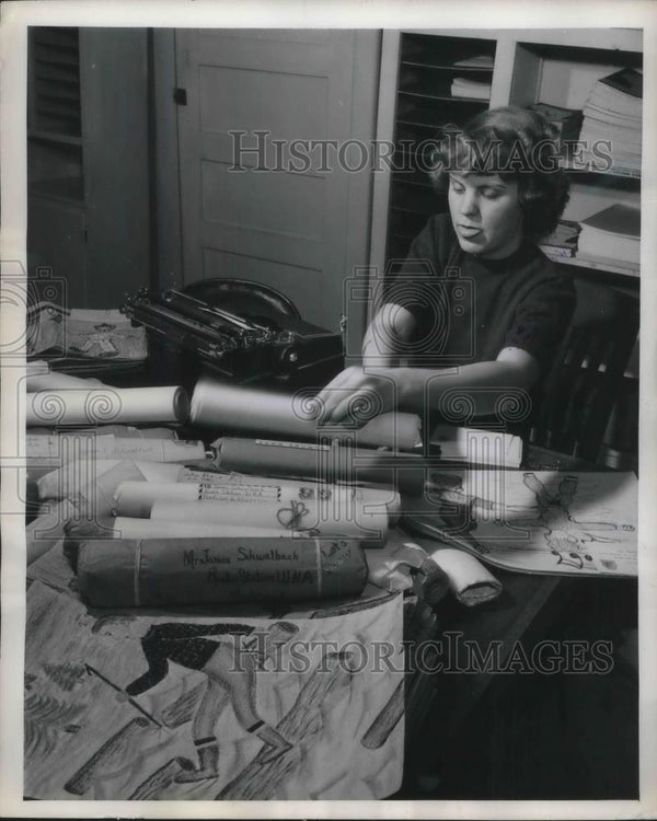 1948 Press Photo Delores Erickson opening sketches submitted to Mr. Sc ...