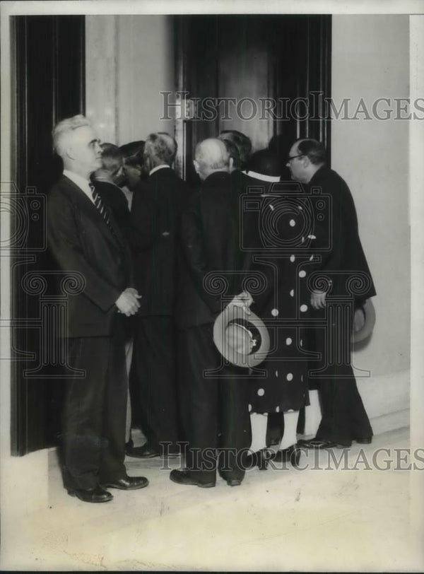 1930 Press Photo Crowd anxious to enter room where the Senate Lobby Co ...