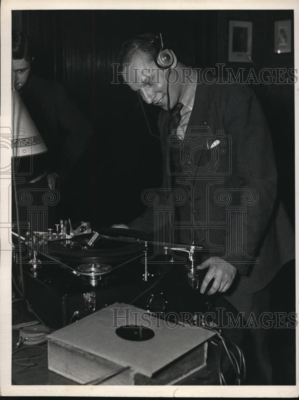 1937 Press Photo Boris Goldovsky, director of the Singers Club listens ...