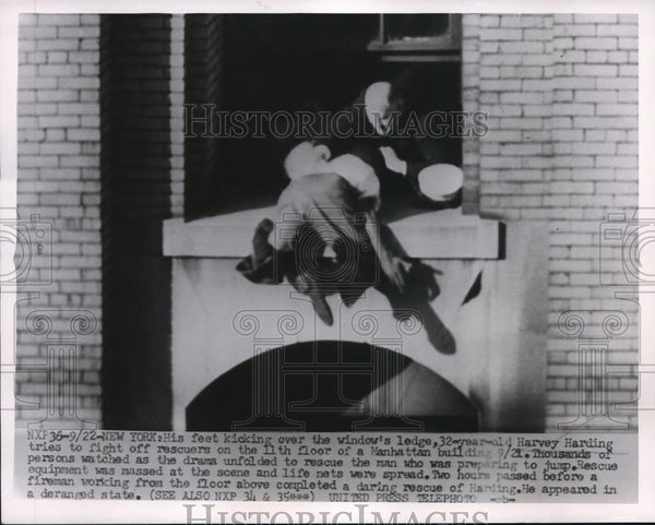 1955 Press Photo Harvey Harding Fights Off Rescuers on 11th Floor Buil ...