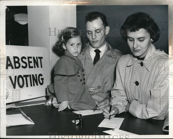 1952 Press Photo Mr Mrs George S. Lybarger of Euclid Sign Absentee Vot ...