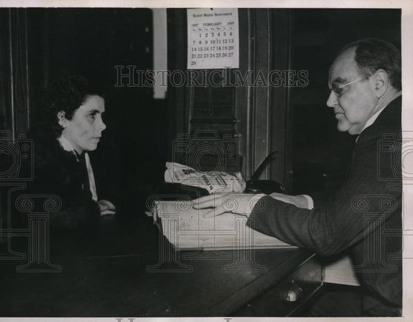 1937 Press Photo Mrs Joyce N McGee arringed by Comm Chas Thompson, ext ...