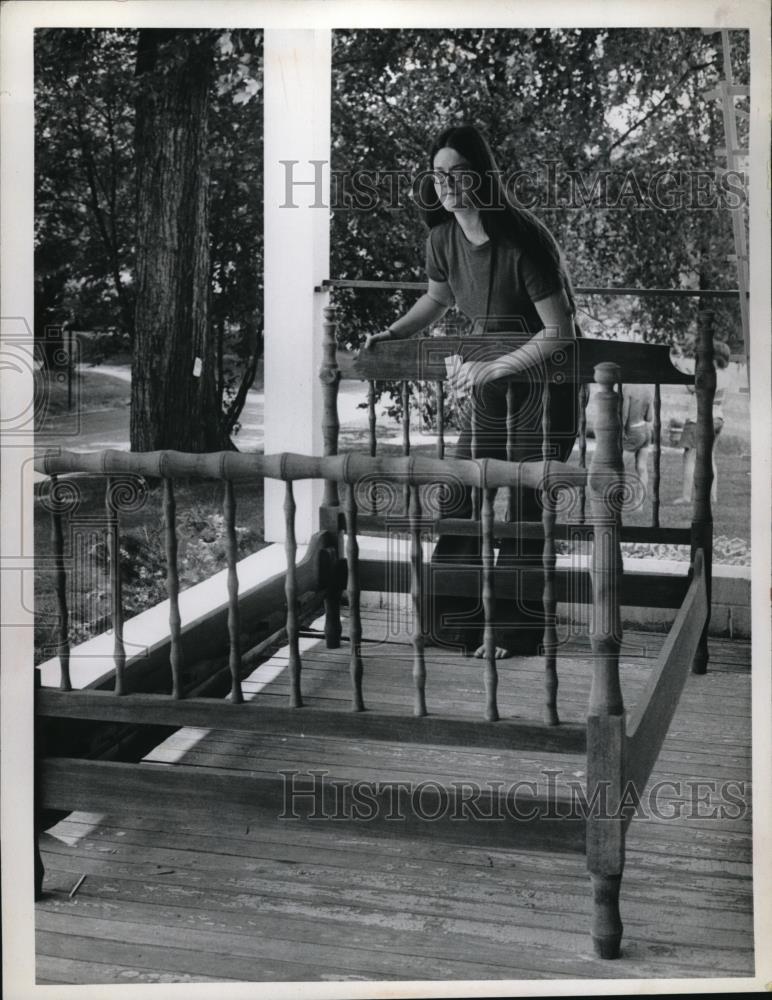 Press Photo Becky Gordon of Seville and Handmade Wooden Bed for Auctio ...