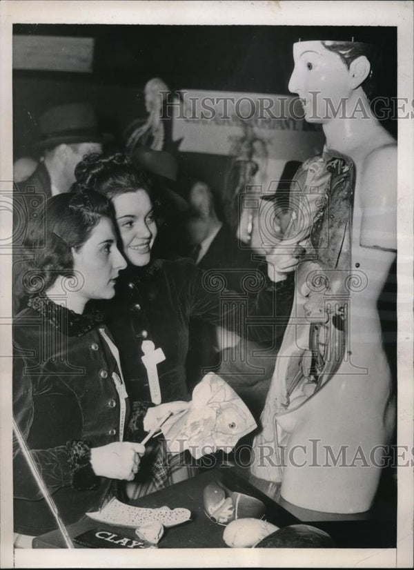 Richmond Va Miss Fifi George and Miss Lee Bayes study anatomy 1938 ...