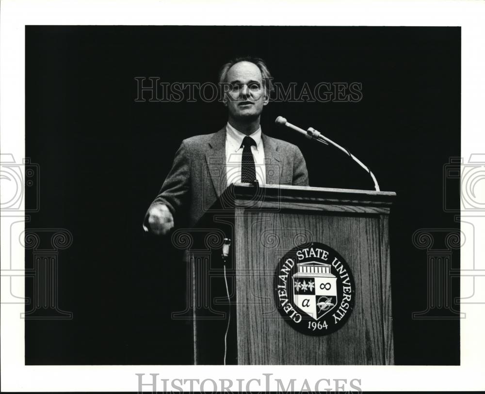 1990 Press Photo Dr Charles Clements talks about El Salvador at Clevel ...