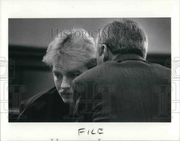 1990 Press Photo Richard Brand talks with his lawyer before a hearing ...