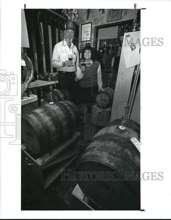 1991 Press Photo Bob & Terry Barrett Wine Barrel Filled Kitchen - cva0 ...