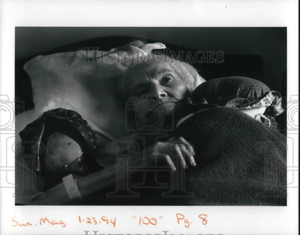 1994 Press Photo Mrs Deva Burch with dolls in her bed - Historic Images