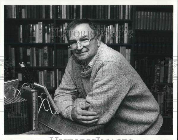 1991 Press Photo Paul Duke at Costwold Corners Books Store. - Historic ...