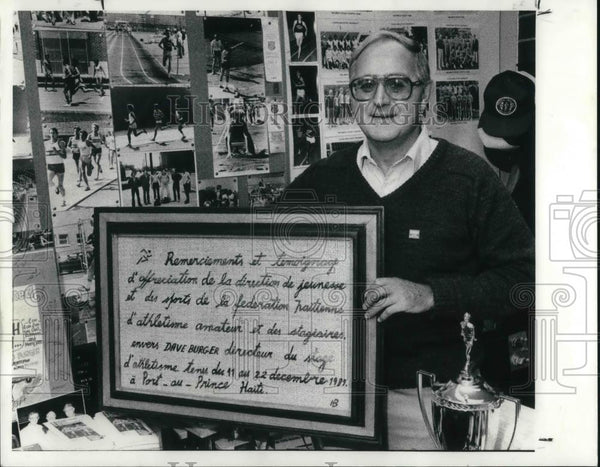 1990 Press Photo Dave Burger and His Print in French - cva03388 ...