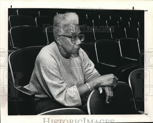 1991 Press Photo Director Vinnette Carroll watches rehearsal at Karamu ...