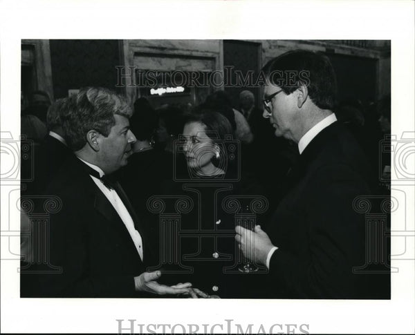1991 Press Photo Arthur Treuhaft talks to Hallie Cook and Her husband ...