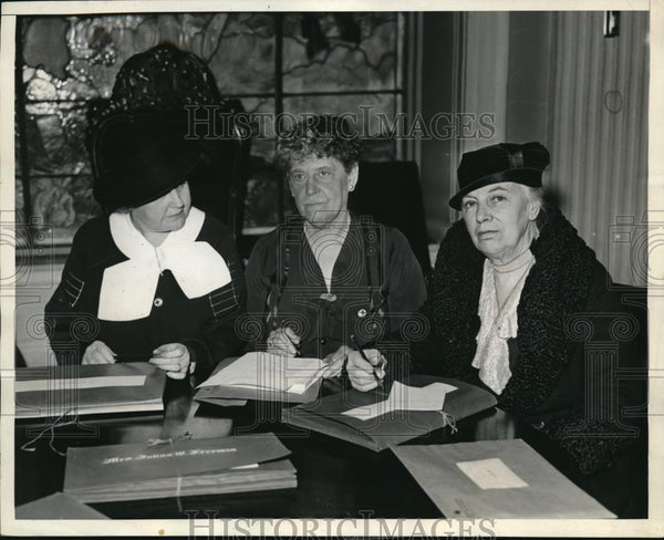 Mrs. Wilson, Ms. M.T. Boardman & Mrs. Taft in Red Cross Meeting 1933 ...