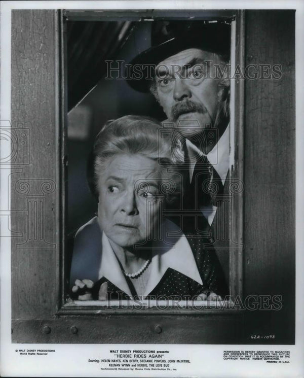 1974 Press Photo Helen Hayes & John McIntire in The Love Bug Rides Aga ...