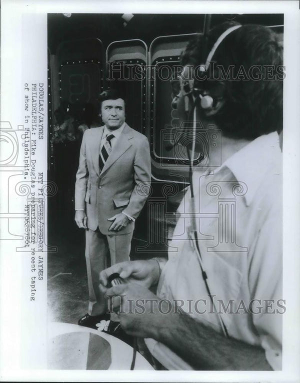 1978 Press Photo Mike Douglas taping The Mike Douglas Show in Philadel ...