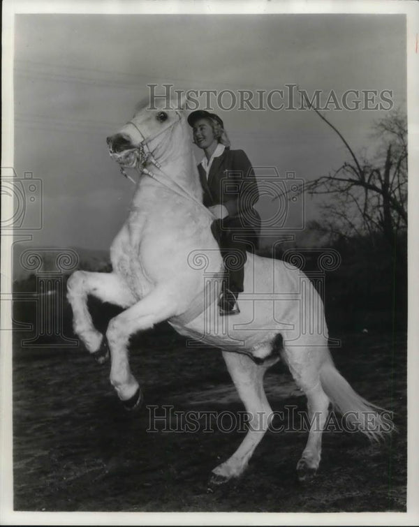 1952 Press Photo Cilly Feindt On Prized Horse "Pasha" in "You Asked Fo ...