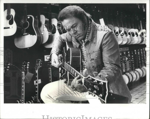 1975 Press Photo Roy Clark Country Music Singer Songwriter Musician ...