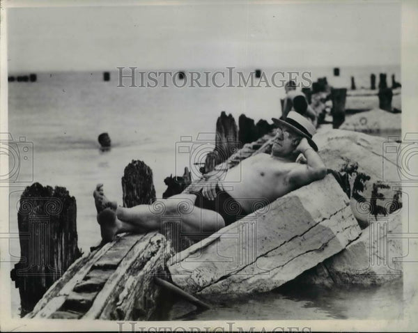man blissfully wriggling at Chicago's summer sun 1947 Vintage Press ...