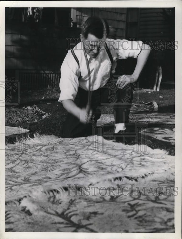 1938 Press Photo A Pickens Beating Rugs - Historic Images