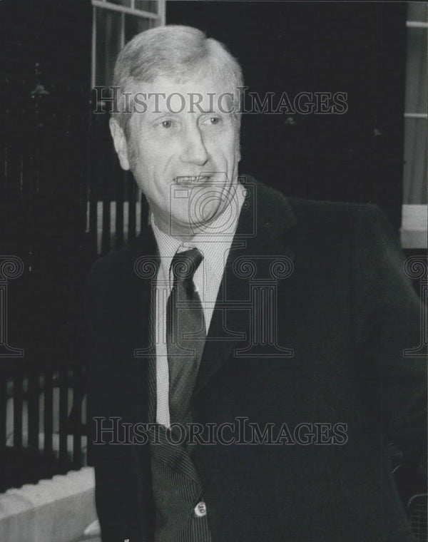1981 Press Photo Professor Walters arrives at No. 10 to start work ...