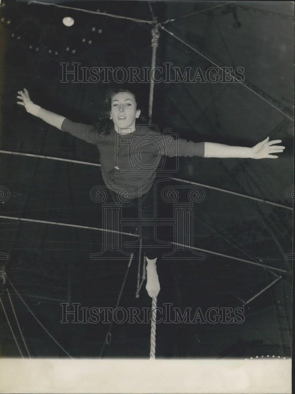 1964 Press Photo Claire Motte Star Dancer At Paris Opera At Artists' U ...