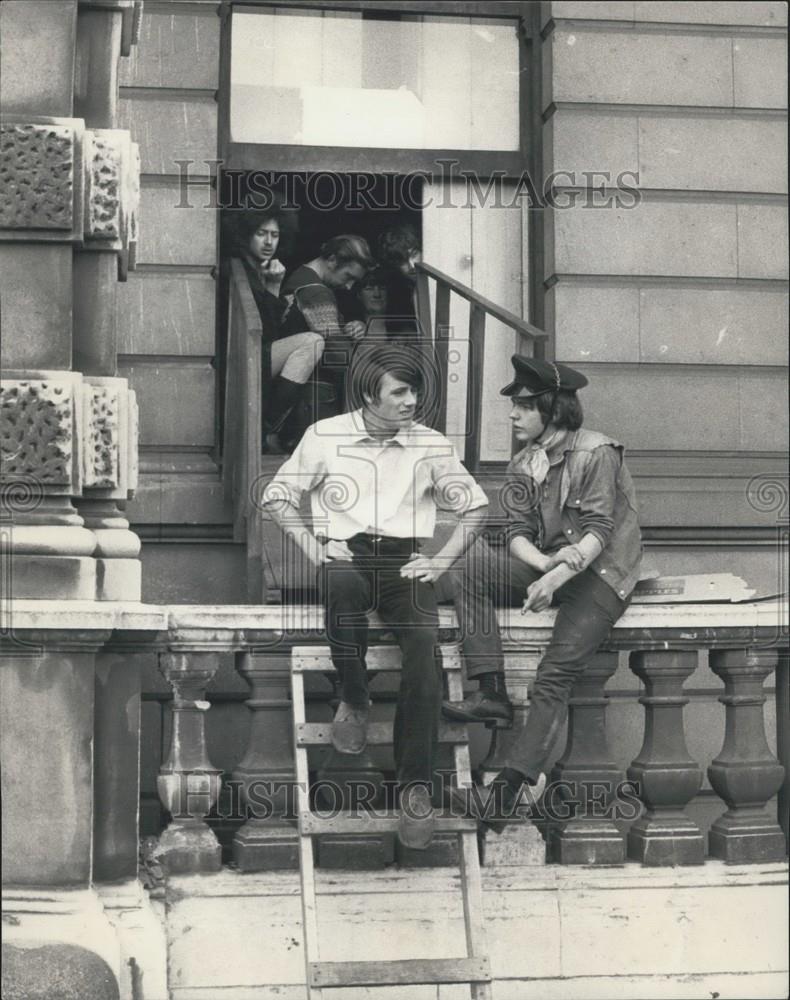 1969 Press Photo Two Squatters Sit By Drawbridge To House 144 Piccadil ...