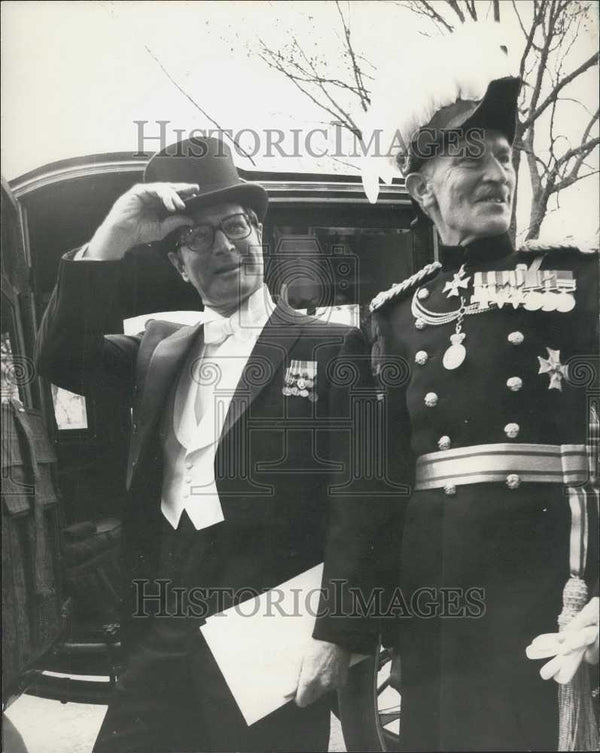 US Ambassador To Britain Elliot Richardson At Buckingham Palace 1975 ...