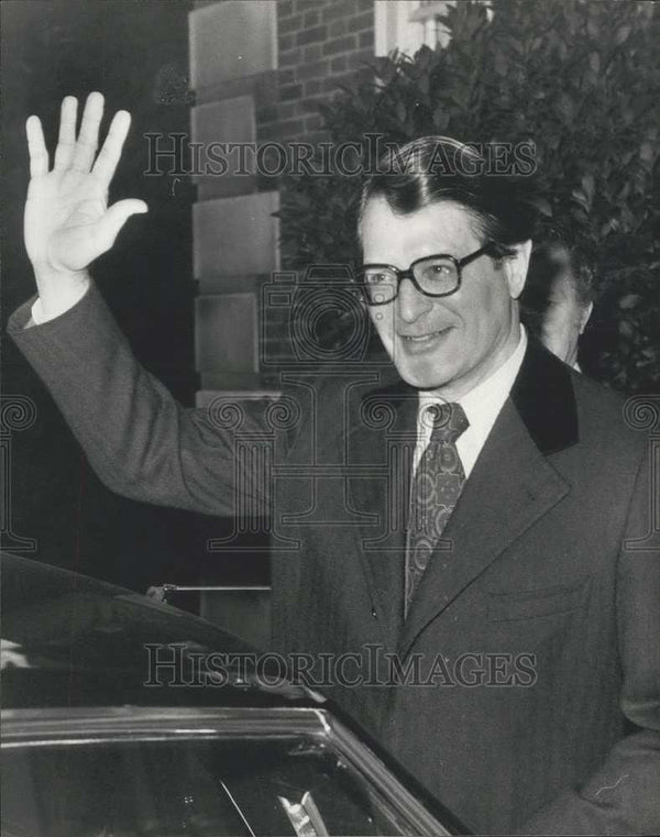 US Ambassador To Britain Elliot Richardson Leaves For Home 1976 Vintage ...